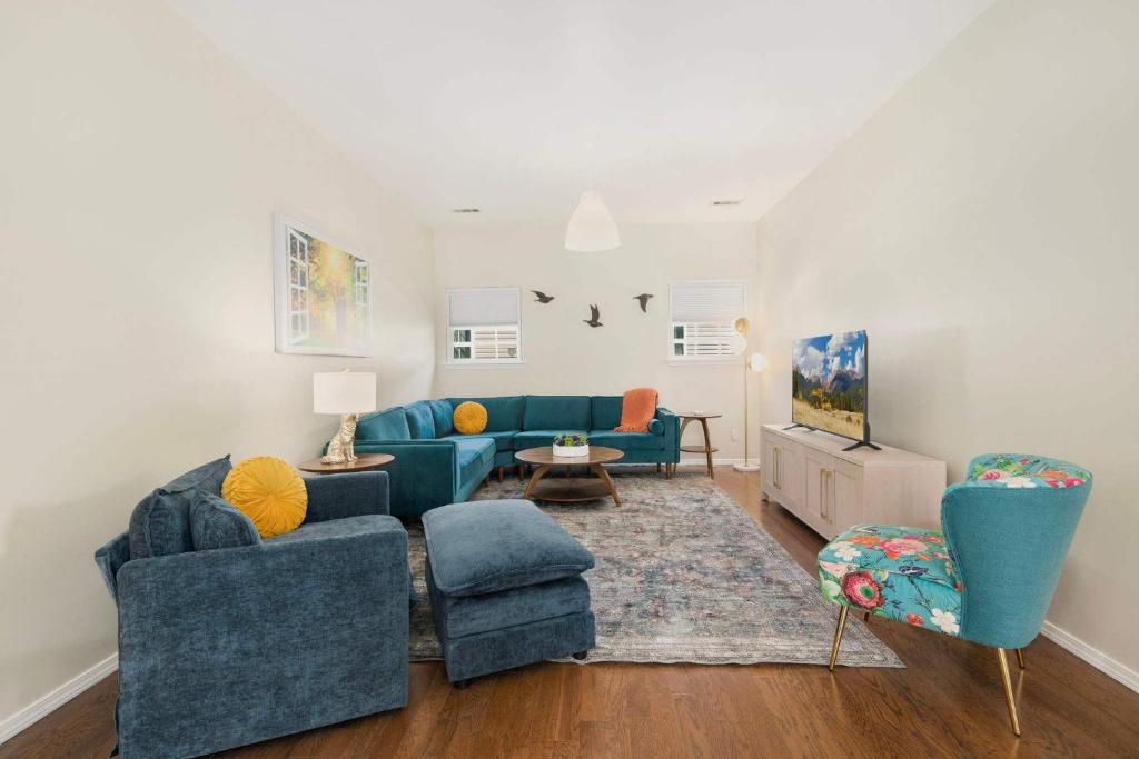 Bubbly Blue-Monthly Rental-3 Mi to UofA & Downtown, Fayetteville ...