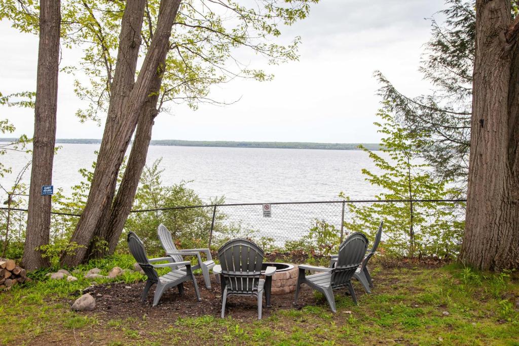 The Cliff House Hot Tub Kayaks & Game Room, Dresden की (2026 के लिए ...