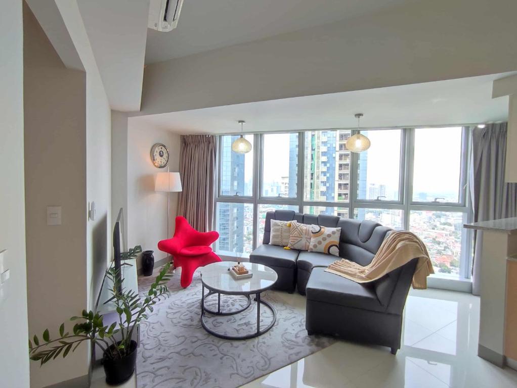 Uptown Parksuites Upscale Spacious Cor Unit Balcony and Views, Manila ...