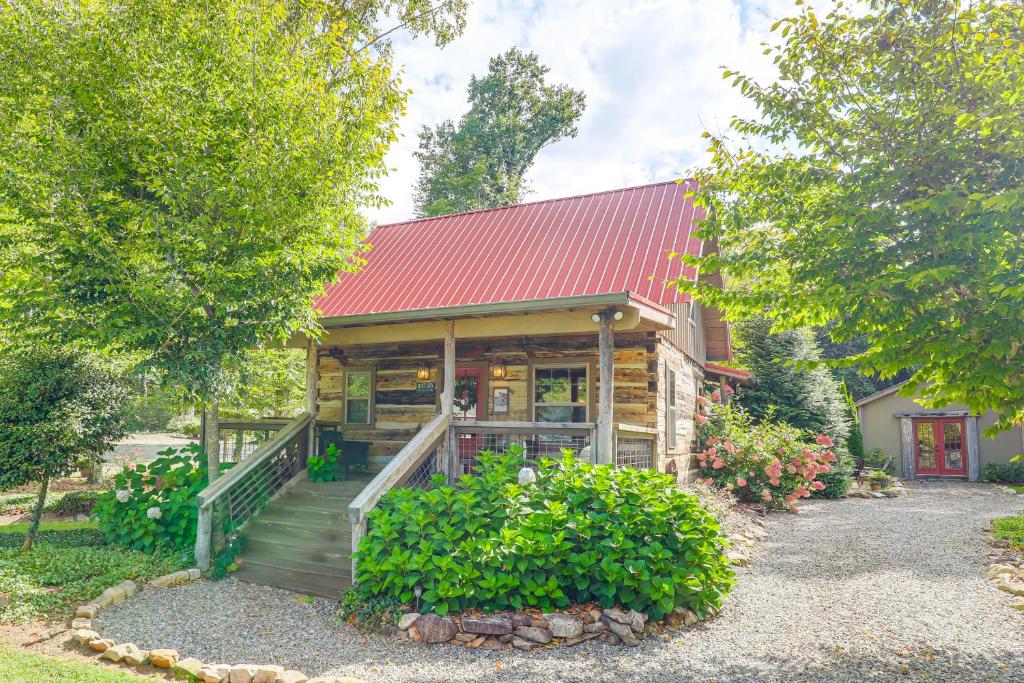 Hike, Leaf Peep and More Sleek Cabin in Weaverville, Barnardsville ...
