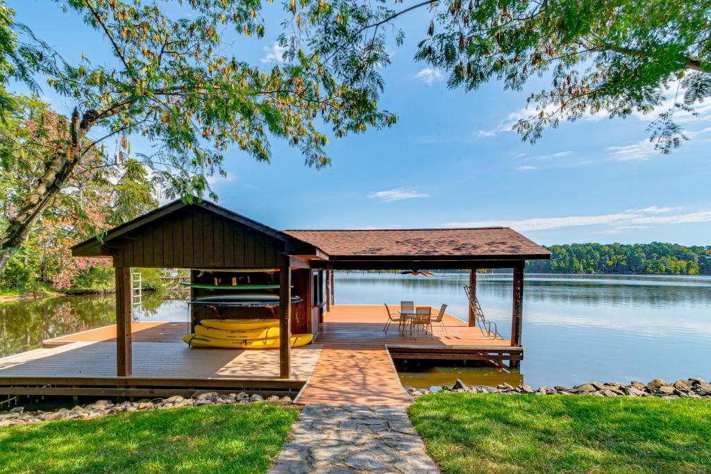 Hyco Lake Escape with Deck and Dock Families Welcome!, Semora (updated ...