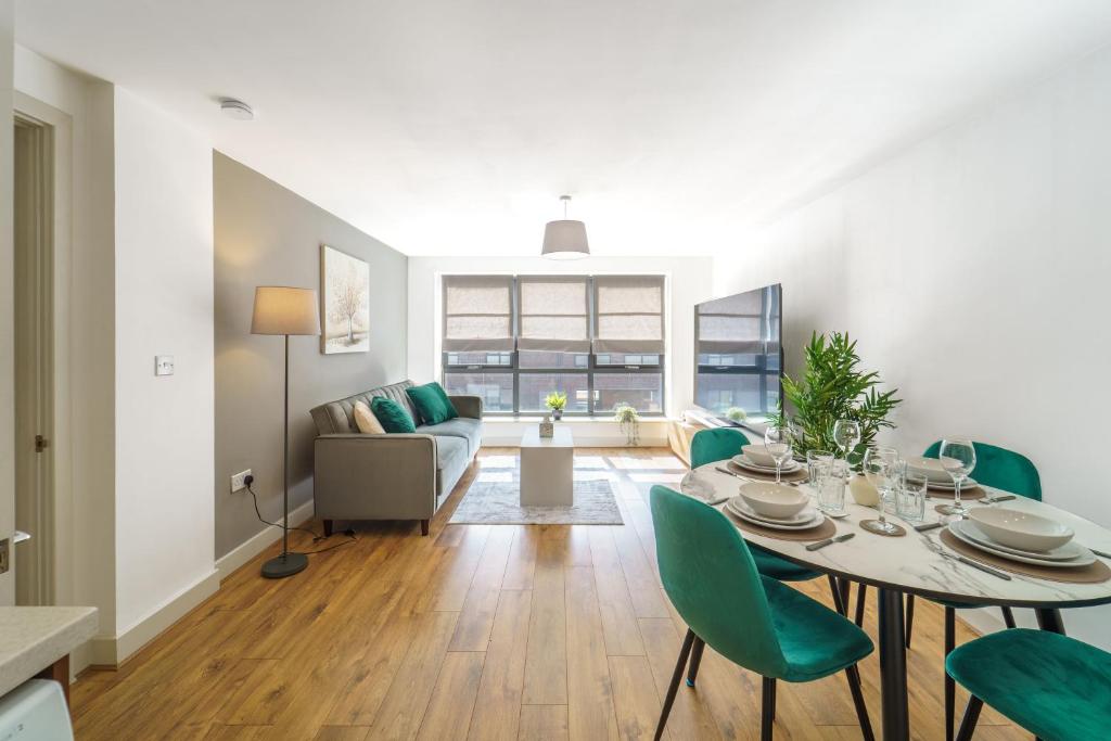 Modern 2-bed central Swindon flat, 1 free parking, Swindon (updated ...