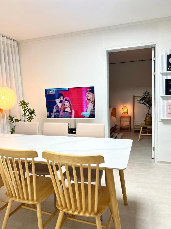 Open Special #Guro Station 5 minutes on foot #Hongdae and Gangnam ...