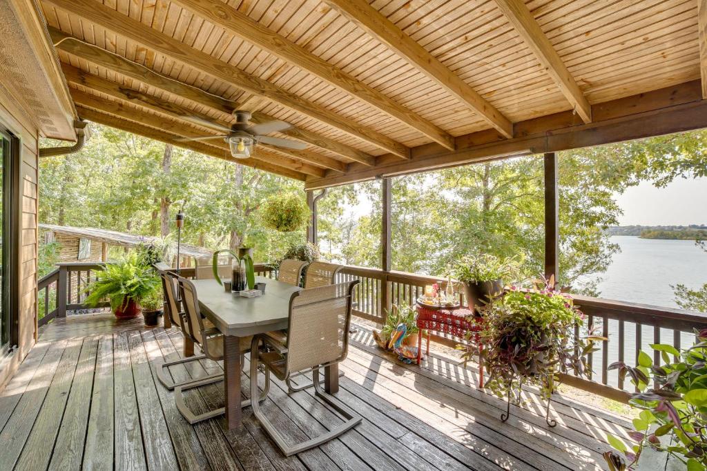 Boat Lift and Deck Lakefront Retreat in Shell Knob, Marmaros ...