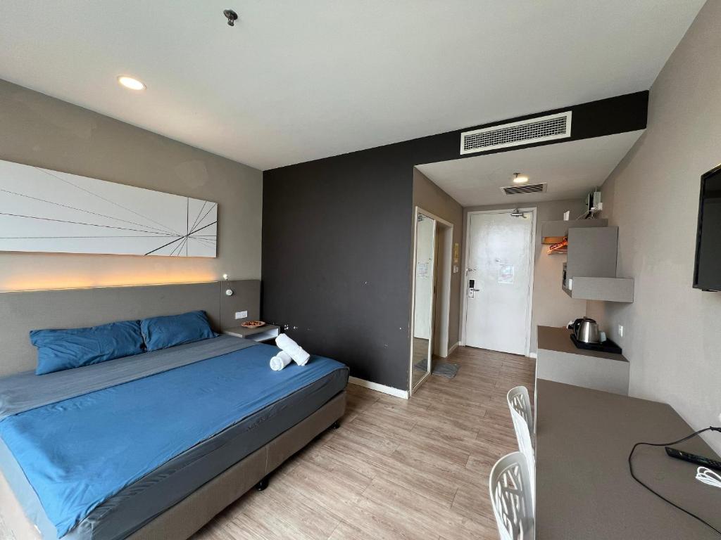 Private Suite for 2 with Wi-Fi Near IKEA SEGi and MRT, Petaling Jaya ...