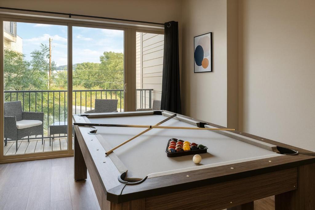 Family Group Retreat 3 Queens Pool Table 2nd، هومود (أسعار محدثة لعام 2025)
