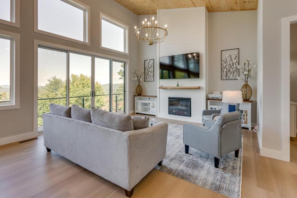 Mtn-View Decks and Fire Pit Quiet Brasstown Escape, Pinelog (актуальные ...