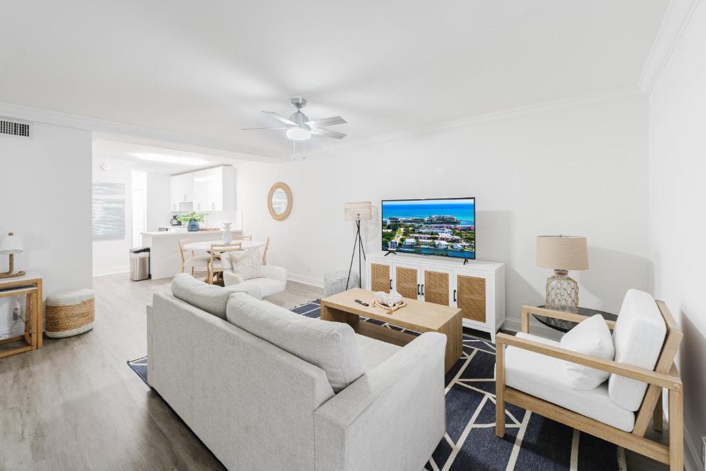 Boca Waterfront Oasis Walk to Beach with Pool, Hot Tub, Gym, Boca Raton ...