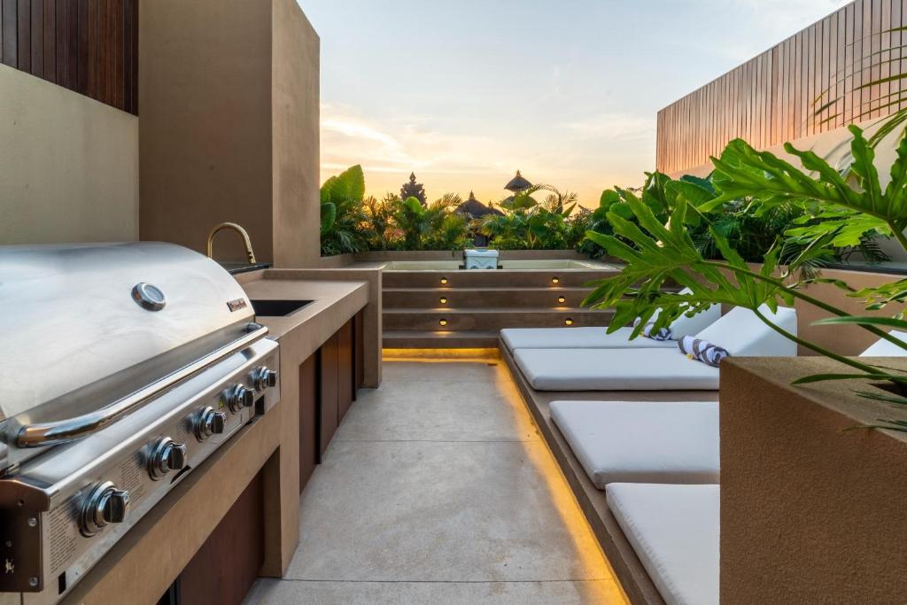 Beachside Villa with Rooftop Pool, 3min to Finns, Canggu (updated ...