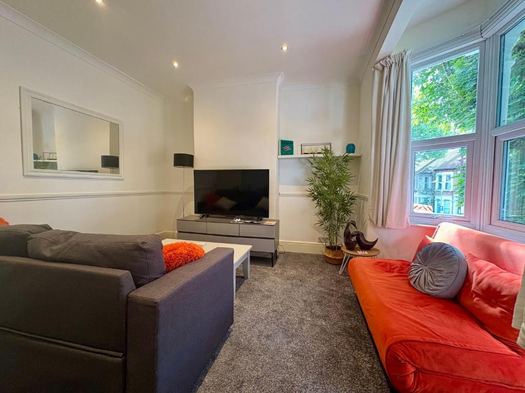 Southend city Escape, SS1, High St and beach are steps away, Southend ...