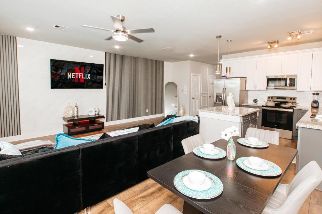 Relax in Style - Open-Plan 3BR Lounge near NRG Stadium, Downtown ...