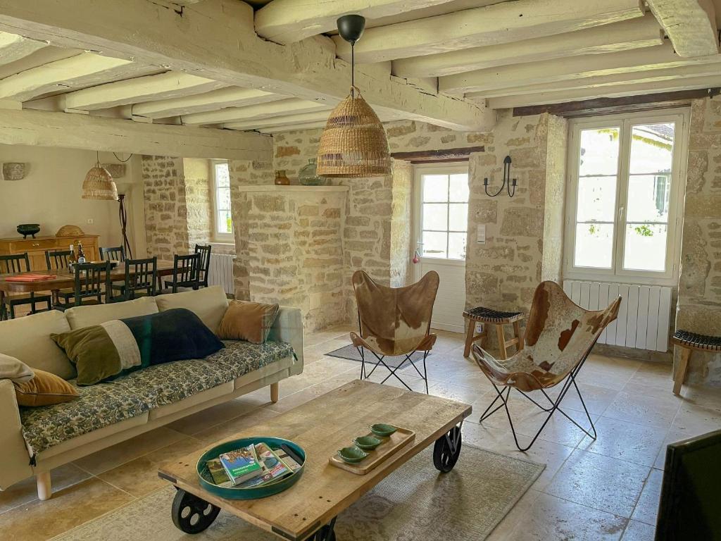 Templar House With Pool Near Chablis Gigny (ราคาอัปเดตปี 2025)