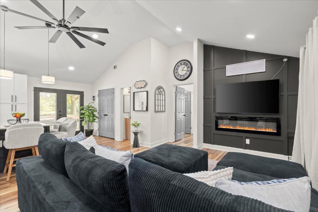 Private Compound, 2 Modern Homes, 5BR,5BA Perfect for Groups, Decatur ...