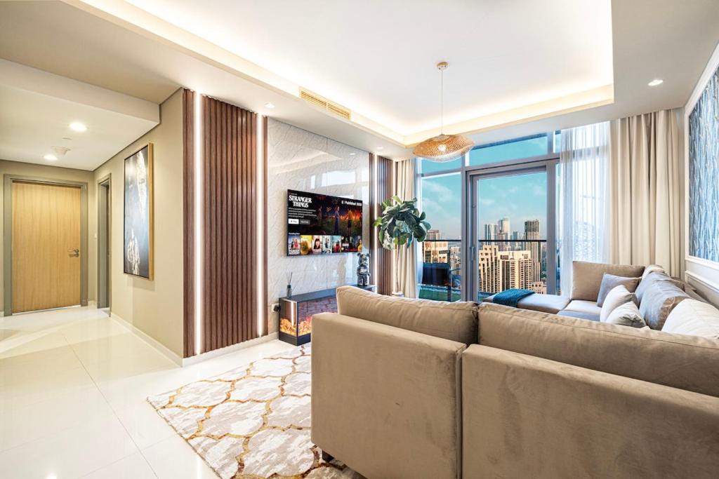 Sky Palace with Burj Views & Downtown's Top Rooftop Pool, 3Br Apartment ...