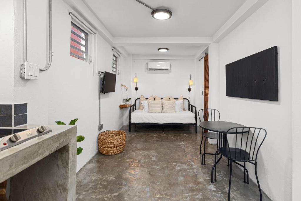 Modern Studio With Wi-Fi And Generator For Convenience - Corona 1, San Juan (harga terbaru 2025)