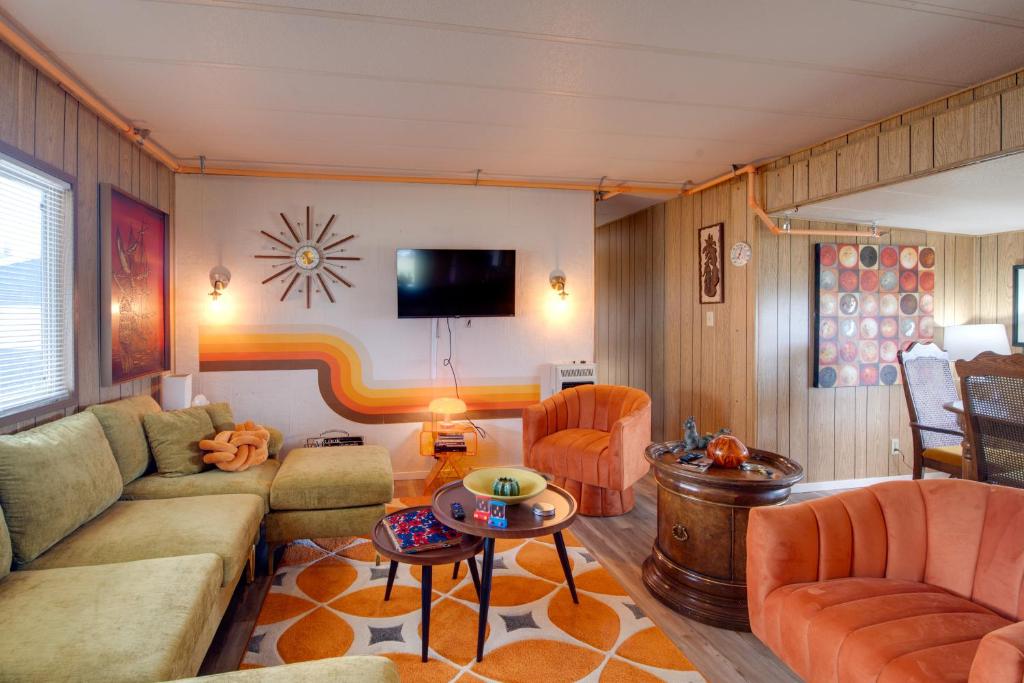 Walk to Beach! Fun Retro Retreat in Ocean Shores, Oyhut (updated prices ...