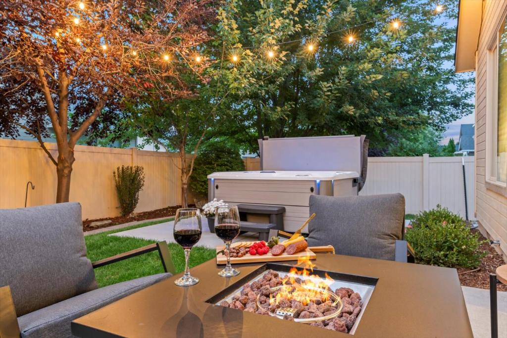 Soak & Play Firepit, Spa, Game Room Sleeps 14, Meridian (precios ...