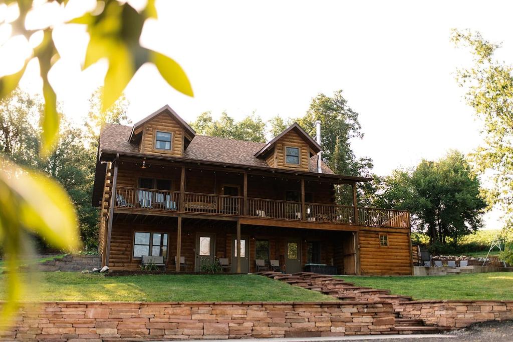Cozy Log Cabin Secluded haven off the IA River, Marengo (tarifs ...