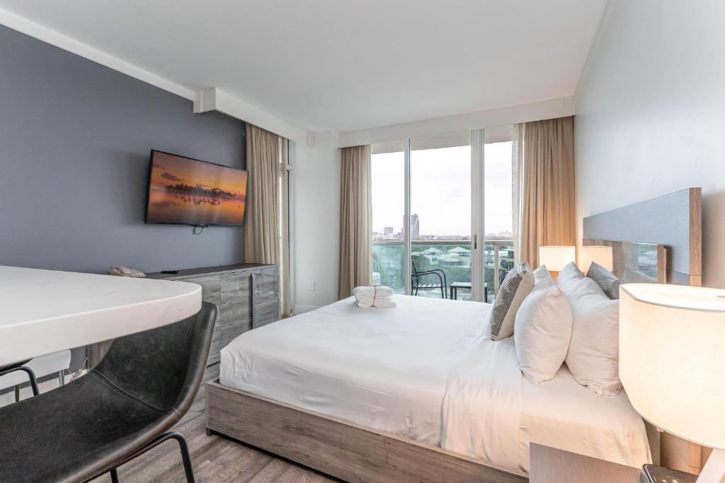 Stylish Studio at Hotel Arya King Bed Full Kitchen City View Balcony ...