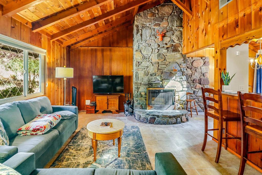 Laid-back Creekside Cabin Walkable to Town, Idyllwild (precios ...