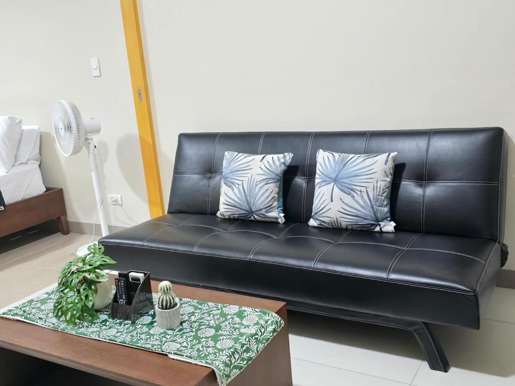 Modern BGC One Uptown 1BR near Grand Hyatt Uptown Mitsukoshi Malls and ...