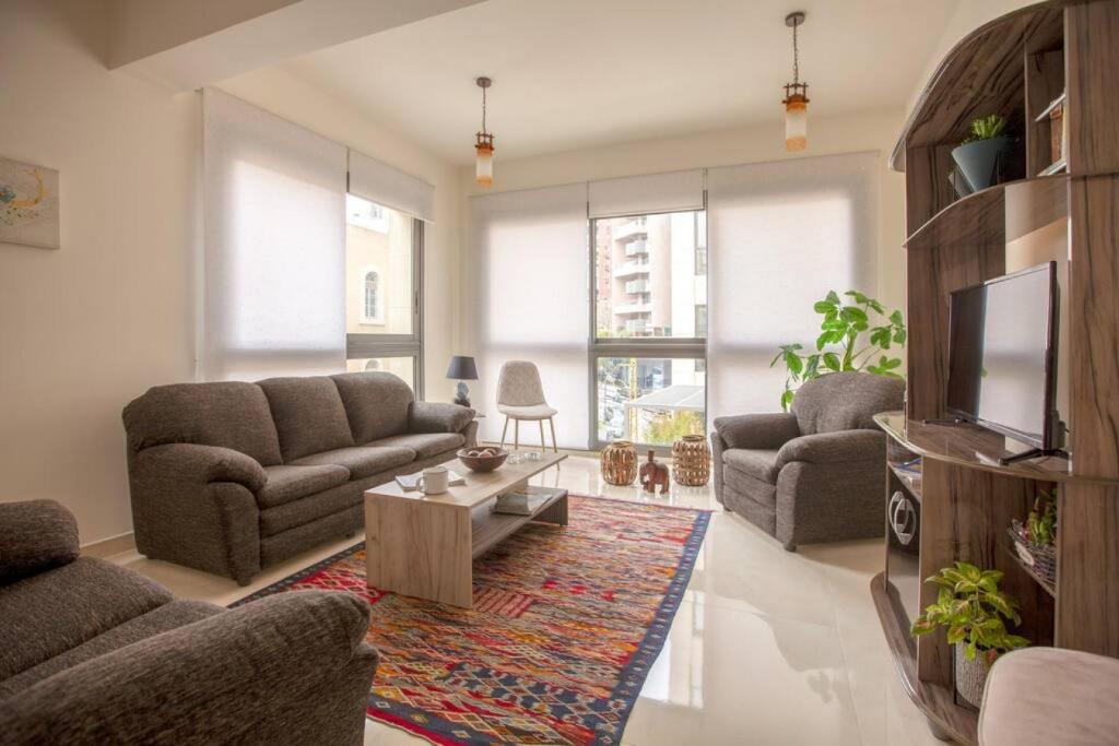 Sioufi - 2-BR Apt & Balcony in Achrafieh, Sinn al Fīl (precios ...
