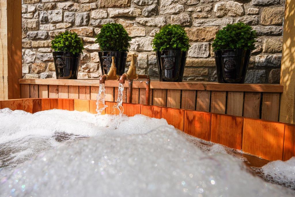 PEAK DISTRICT ROMANTIC Courtyard Loft, with Outdoor Japanese Whirlpool ...