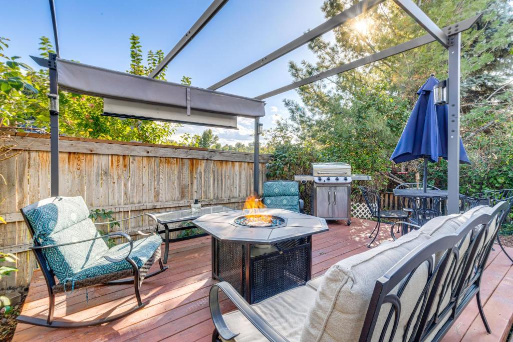 Private Hot Tub with Projector Modern Aurora Home, Foxfield (updated ...