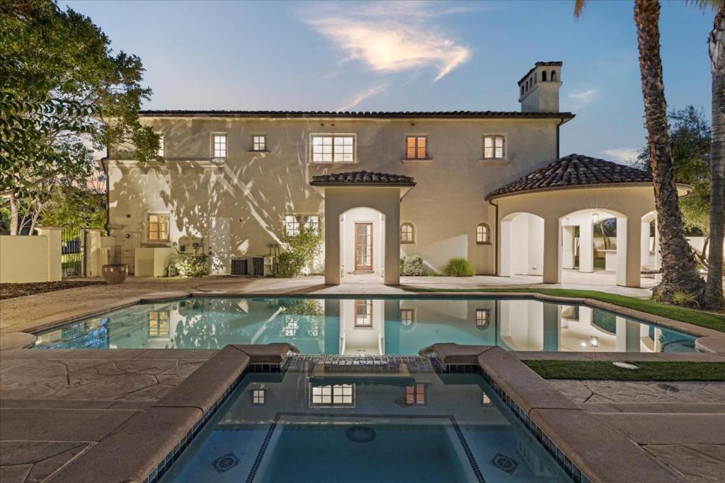 5800 sq ft Gorgeous Tarzana 7 bedroom 9 bathroom home with pool and hot ...