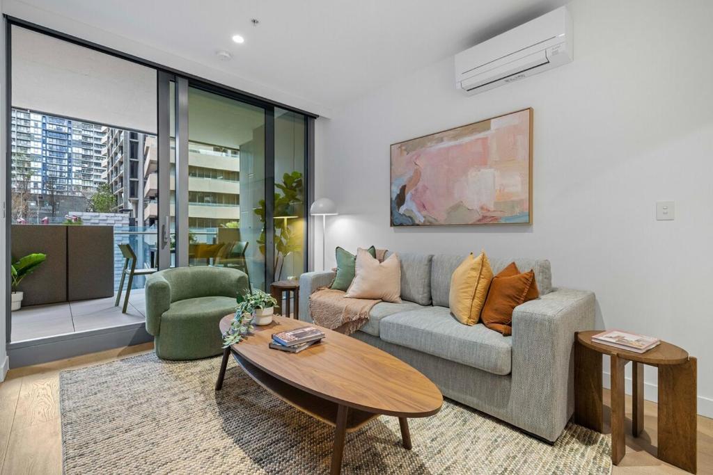 Luxe Executive Suite with Study and Oversize Deck, Melbourne (updated ...