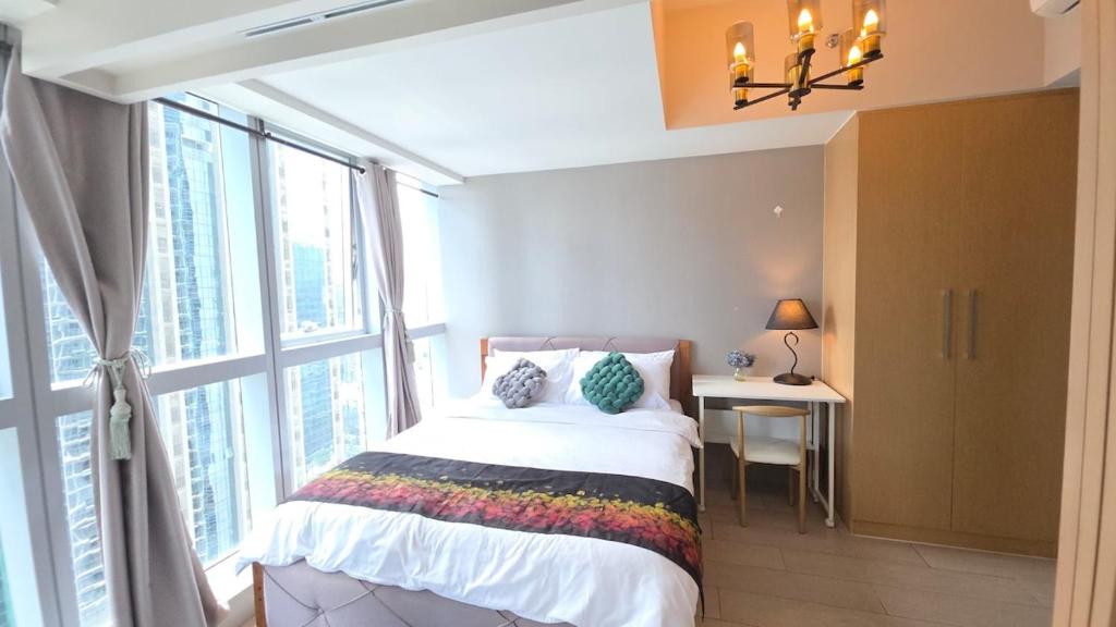 BGC Hotel Vibe with City View at Uptown Parksuites near St Luke's ...