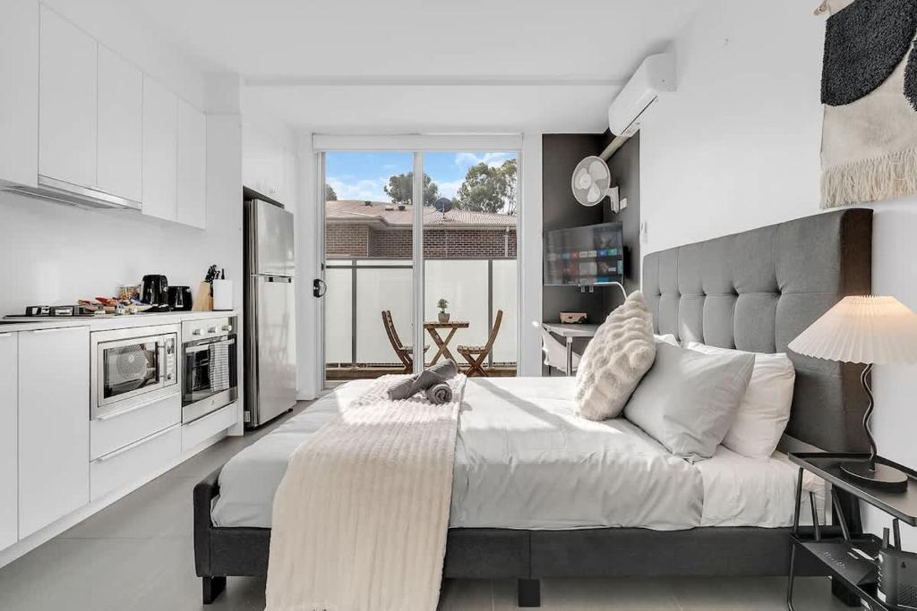 27B Abnb-Style Bright Warm Studio Apt 12Mins walk Train STA, Bankstown ...