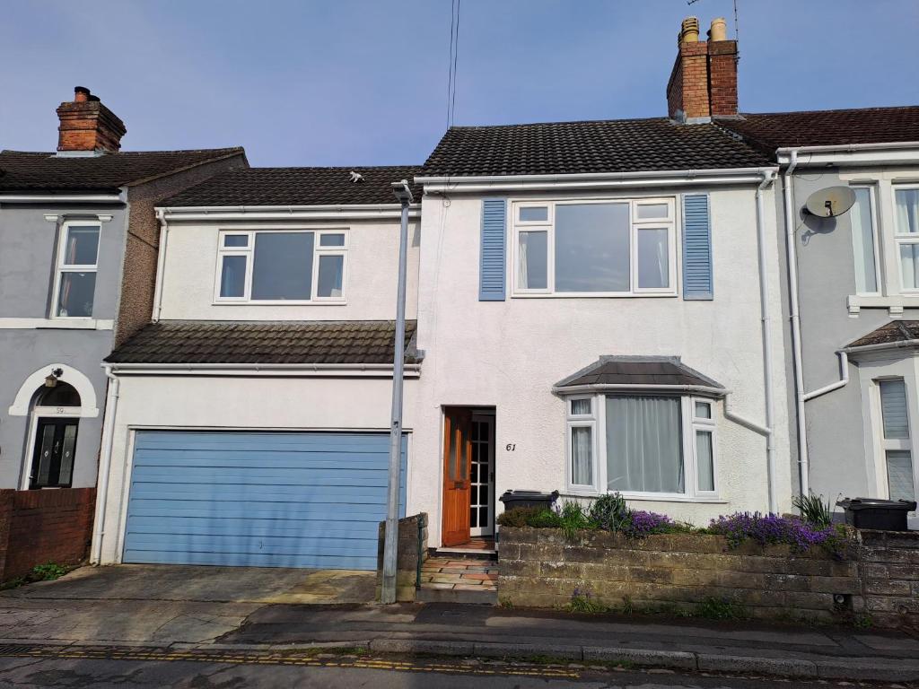 Swindon 4-Bedroom Town House With Garage and Garden, Swindon (updated ...