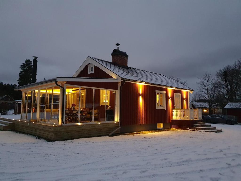 Cabin with pool, close to lake & perfect for autumn vacation, Sunnansjö ...