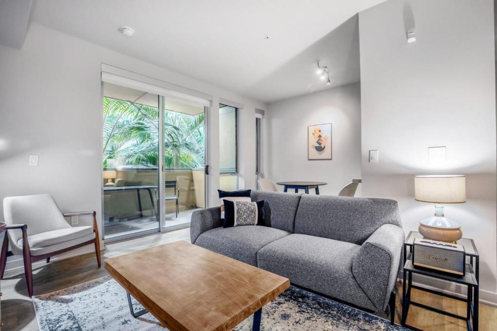 Blueground Downtown rooftop nr Santa Monica Pier LAX-207, Los Angeles ...