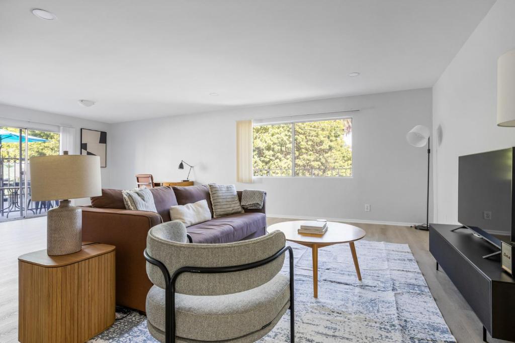 Blueground Melrose pool nr Griffith Park LAX-1399, Los Angeles (updated ...