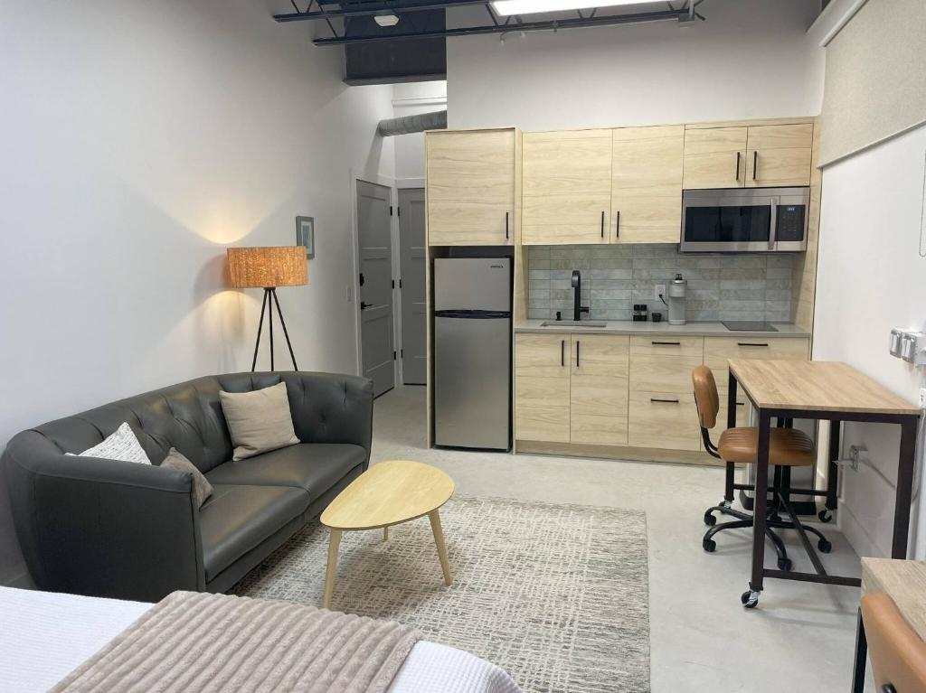 Industrial Kitchenette Suite, shared Pavilion/Yard, San Antonio (prezzi ...