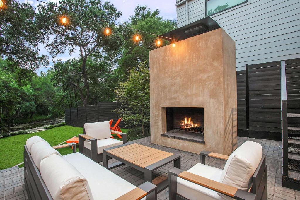 The ATX South Lamar Creekside Retreat with a pool ออสติน (ราคาอัปเดตปี ...