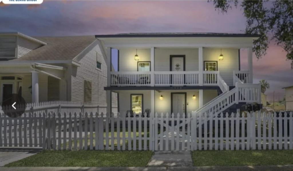 The Lambo Beach Cozy Retreat 2BR 2BA, Near UTMB & Cruise Port ...