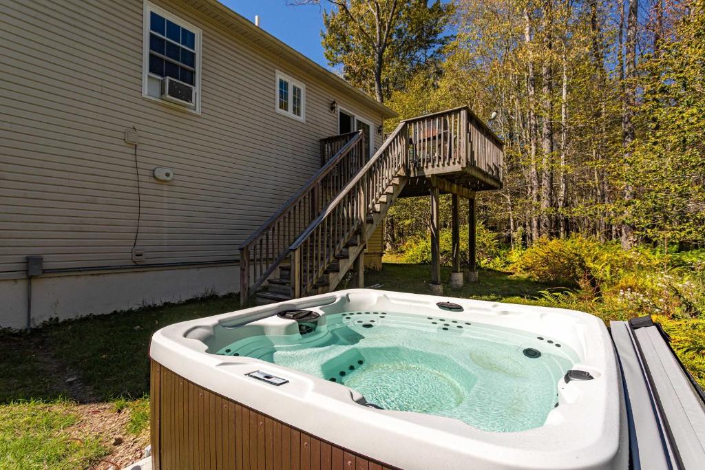 Evergreen Escape Hot Tub Game Room Fire Pit, Gouldsboro (nove cijene za ...