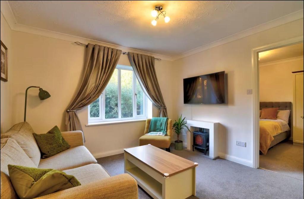 Stylish 1 Bedroom Apartment with Free Parking and Links to London ...