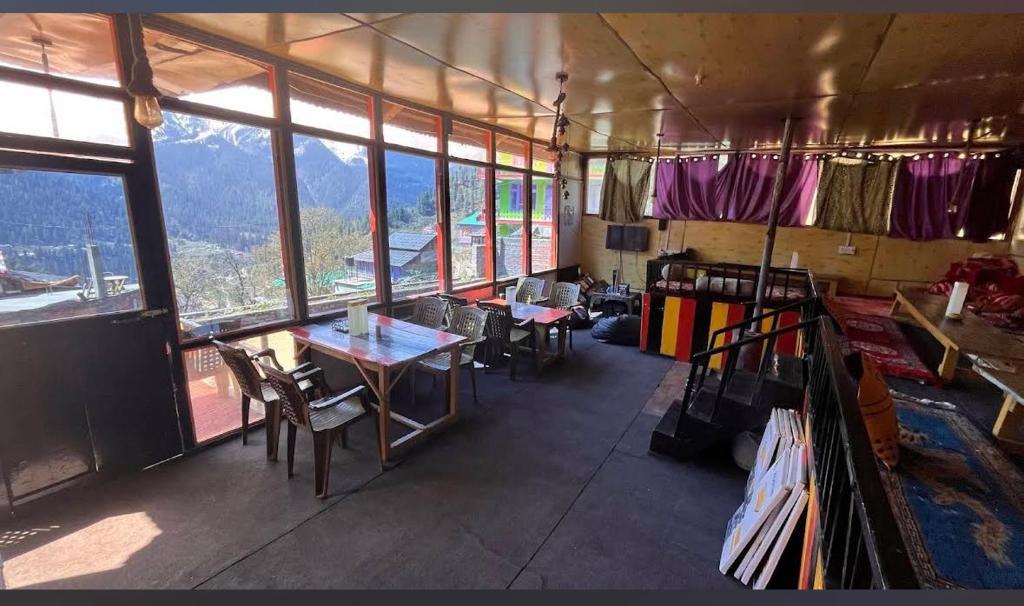 Iris cafe and cozy stay, Tosh (updated prices 2026)