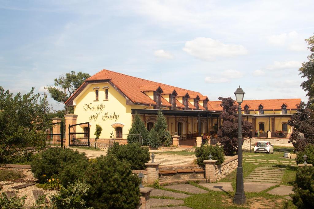 Kastély gróf Zichy, Haniska (updated prices 2025)