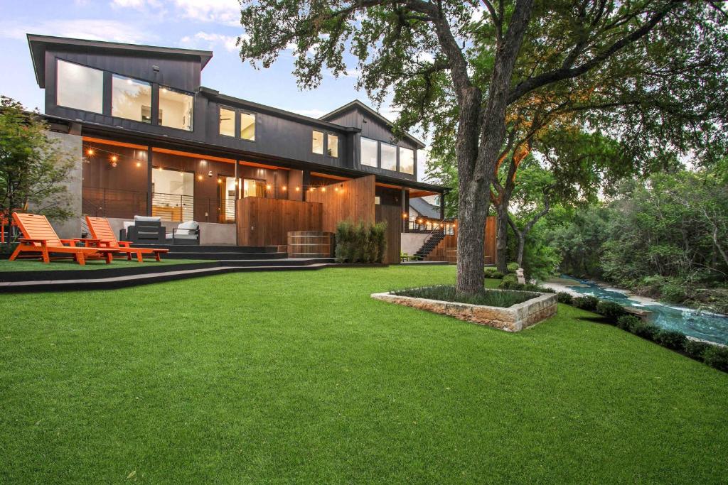 Full Duplex ATX Modern Creekside Retreat 2 Pools, Austin (updated ...