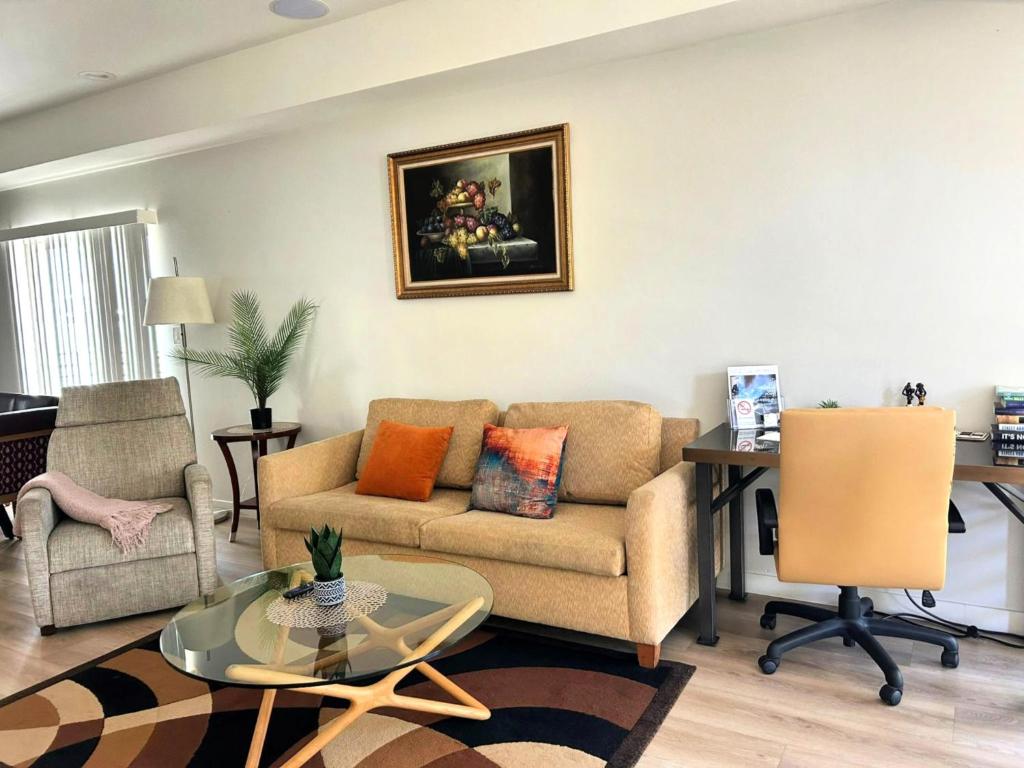 Modern Hollywood Homes close to Everything with Free Parking, Los ...