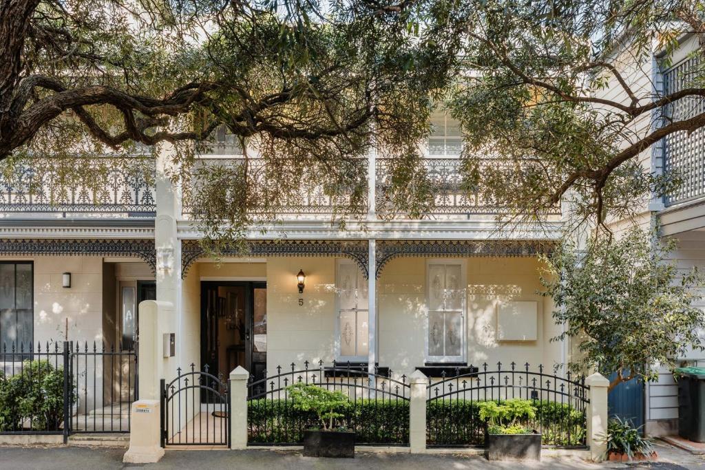 Beautiful Terrace Home with Courtyard, Wickham (updated prices 2025)