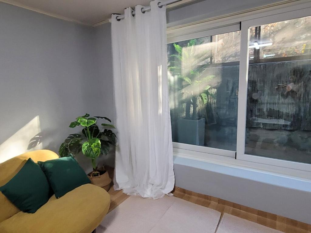 7 minutes walk from Seocho Gyodae Station, quiet residential area, long ...