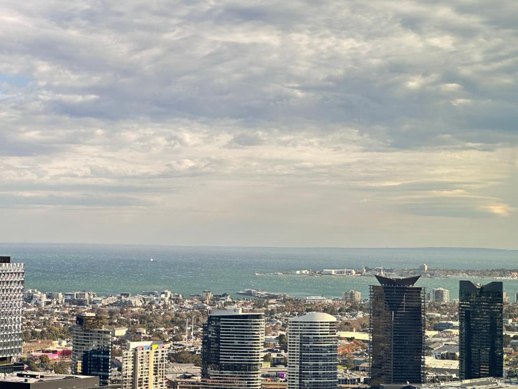 Luxury Ritz 2B2B with Pool Gym Sauna, Melbourne (updated prices 2026)