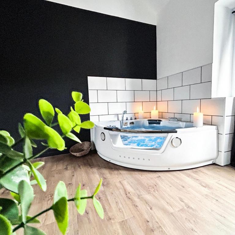 Suite Balnéo Privée Design Calme Proche Lille, Roubaix (tarifs actualisés, 2025)