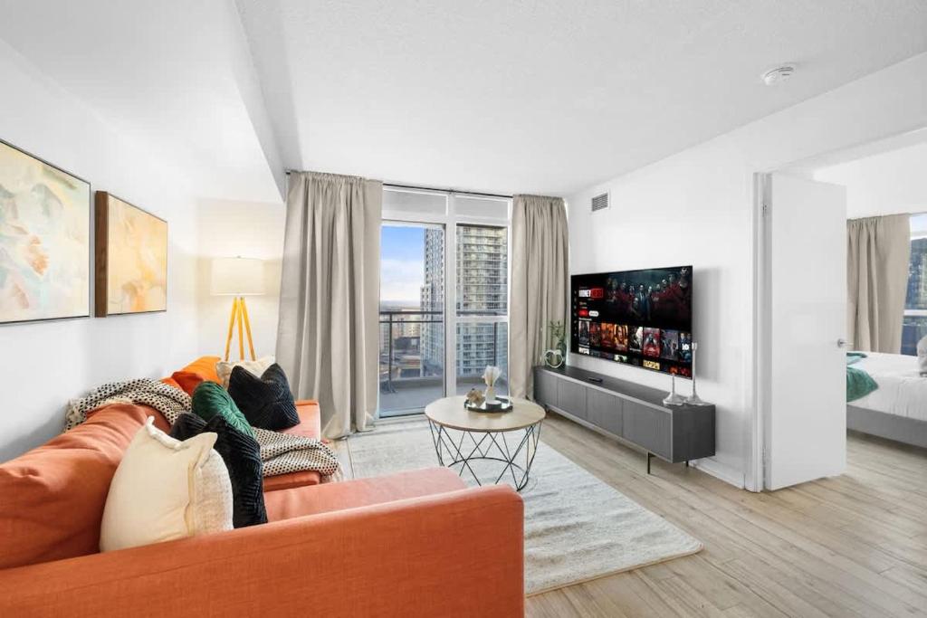 Modern Lakefront Esc Stylish 2BR Condo with Patio, Toronto (updated ...